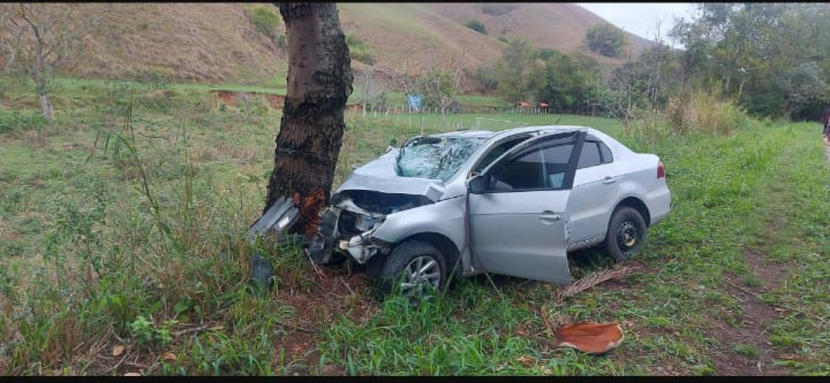 Uma pessoa morre e outras duas ficam feridas em grave acidente na BR-116, em Além Paraíba