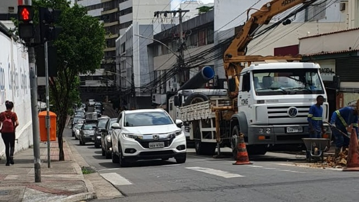 Intervenção na Rua Santo Antônio deixa trânsito congestionado no Centro
