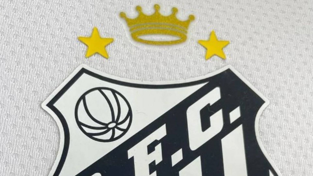 Pelé é homenageado em novo escudo do Santos
