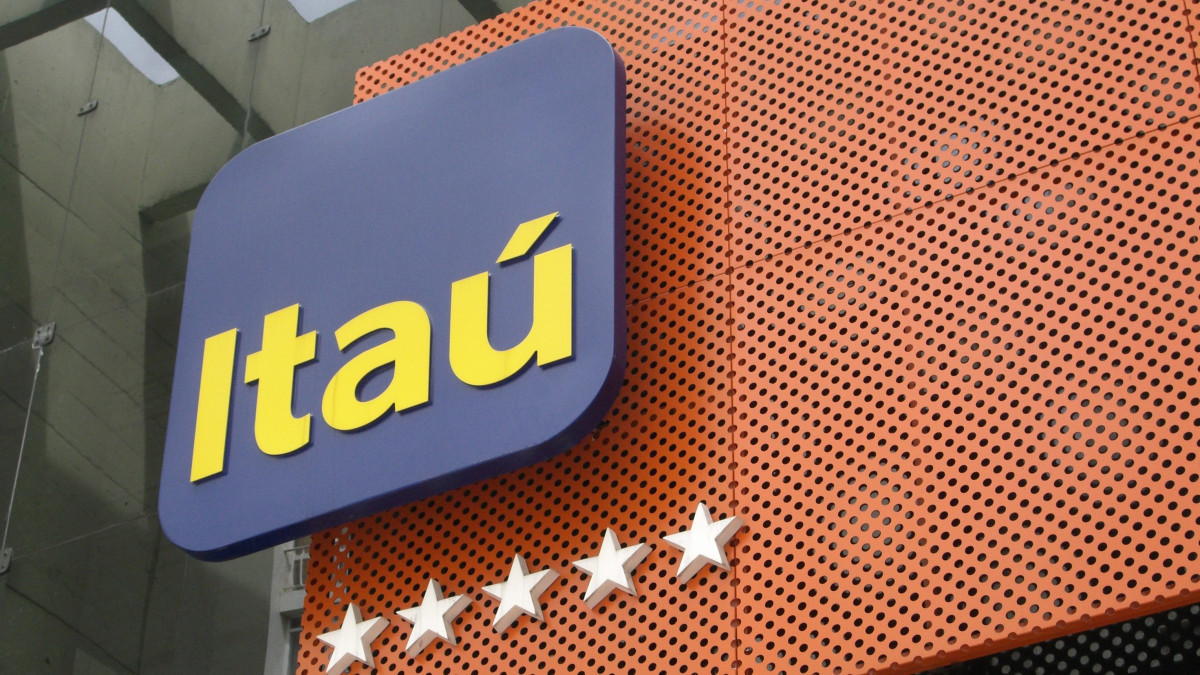 App do Itaú fica fora do ar e usuários reclamam: 'Esperou dia do pagamento'