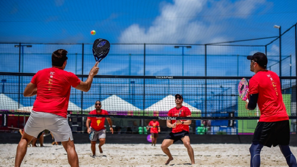 Beach tennis, moda do verão nas praias do Rio, ganha adeptos para o ano ...