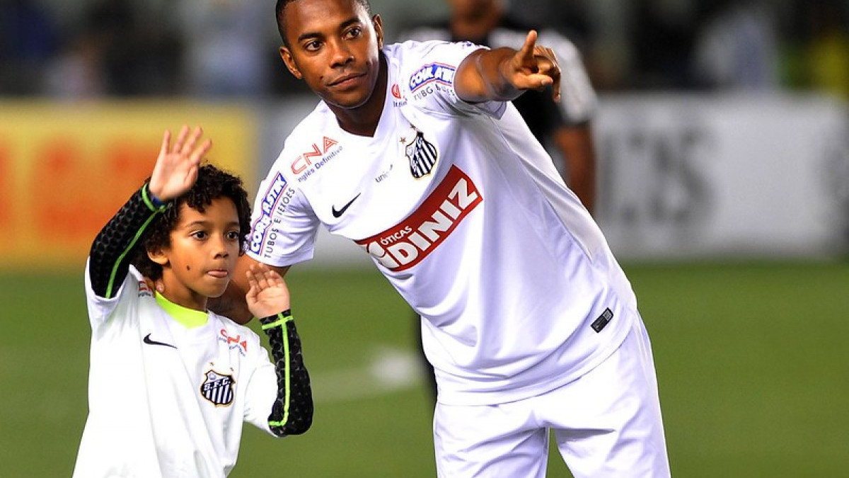 Santos blinda filho de Robinho na base e aposta no futuro do garoto