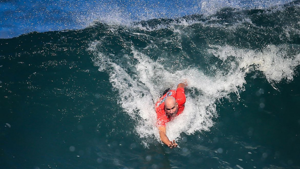 Surfe de peito, o esporte que faz do corpo uma prancha