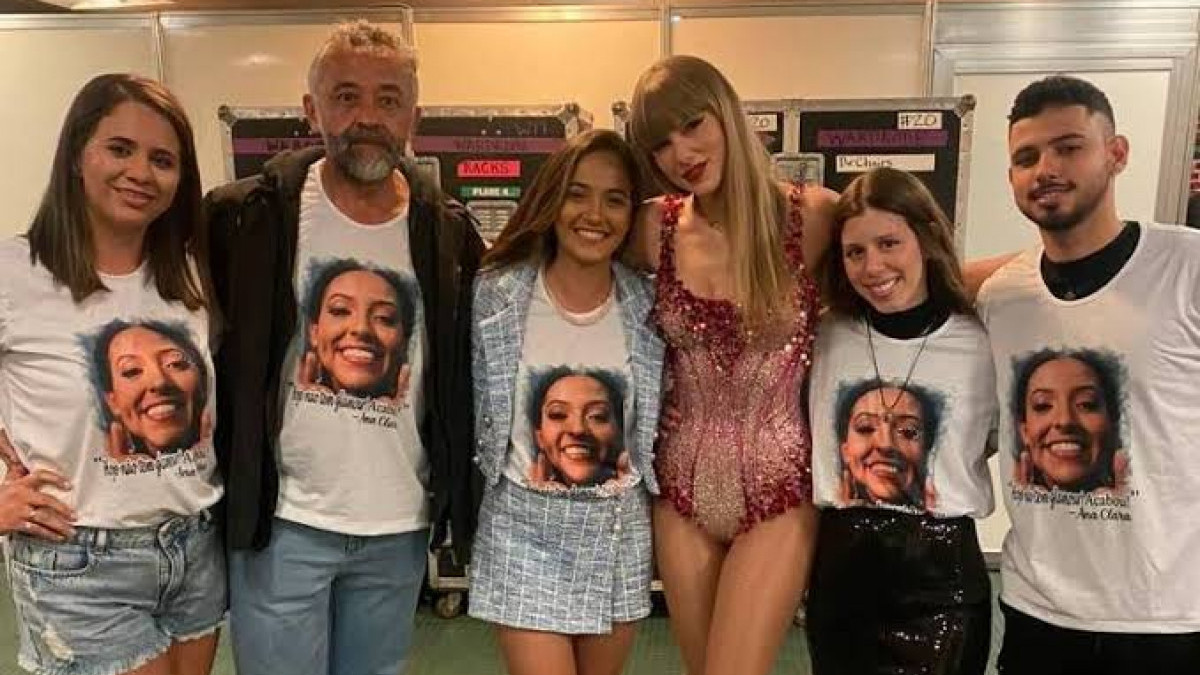 Taylor Swift tira foto no camarim com família de Ana Benevides ...