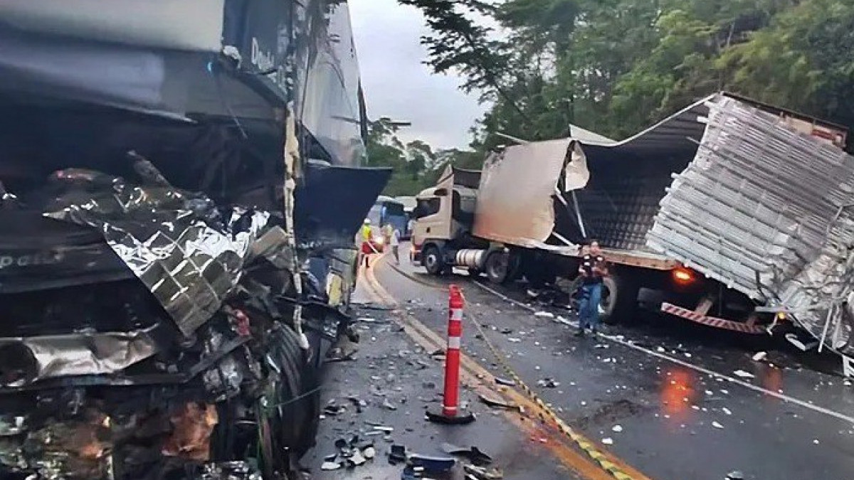 Batida entre ônibus e carreta deixa morto e feridos na BR-116, em Muriaé