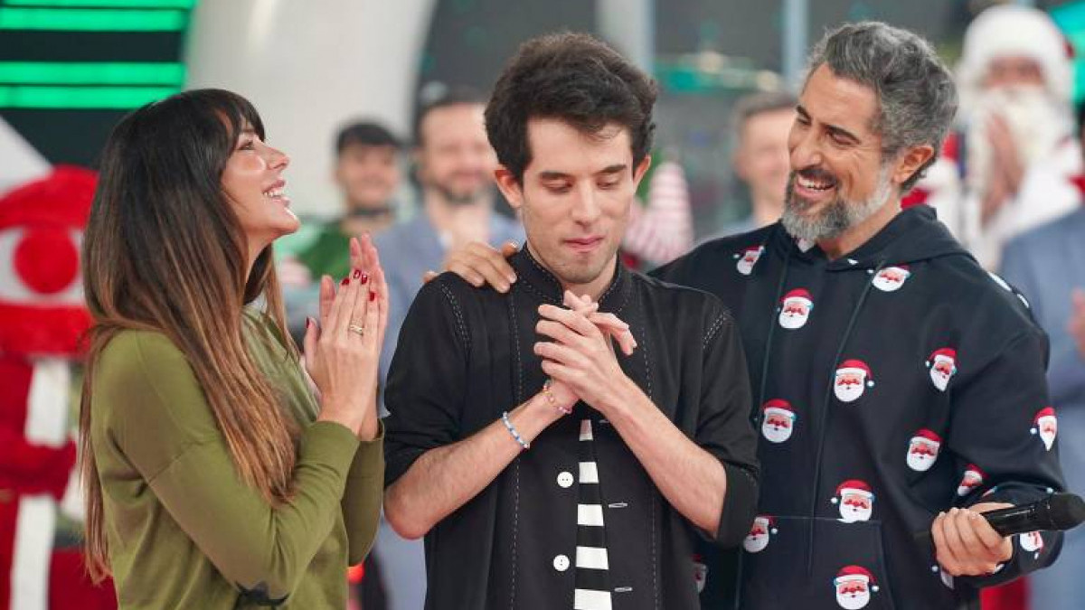 Romeo, filho de Marcos Mion, se apresenta no palco do Caldeirão e ...