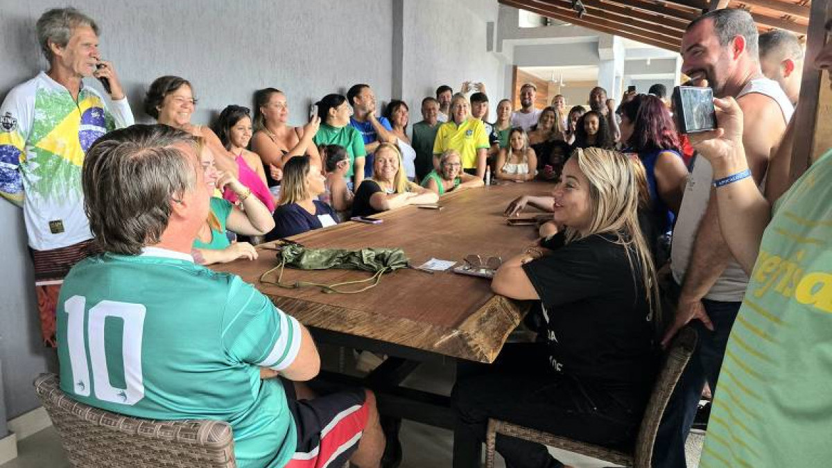 Bolsonaro instala 'cercadinho' em casa de praia, e conversas incluem ...