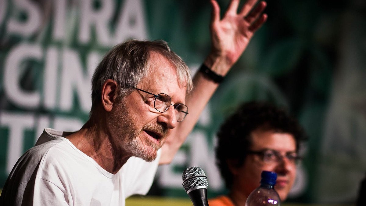 Bernadet, de 88 anos, tem mostra em 3 cidades e prepara novo livro