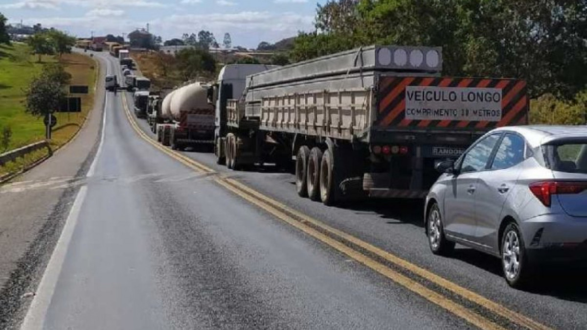 População bloqueia rodovia BR 491