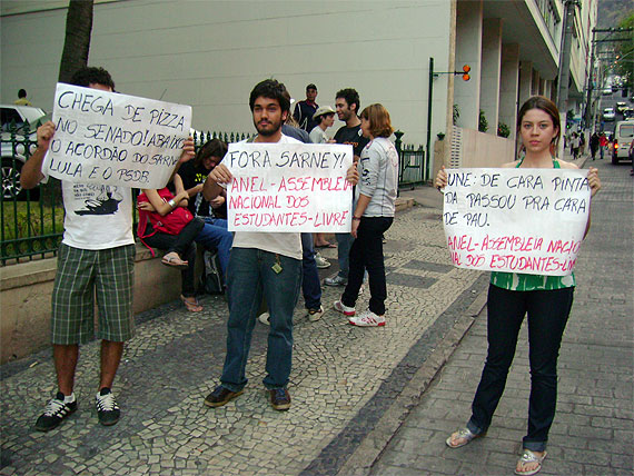 Estudantes protestam no centro de Juiz de Fora