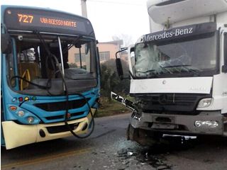 Acidente entre ?nibus e caminh?o deixa tr?nsito lento e seis feridos