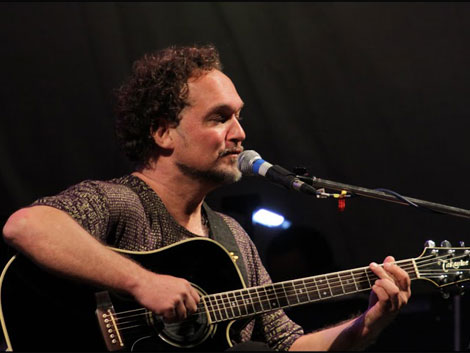 Entrevista com o cantor e compositor Claudio Nucci