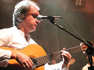 Com 30 anos de carreira, Roger Resende conta sua paixão pelo samba